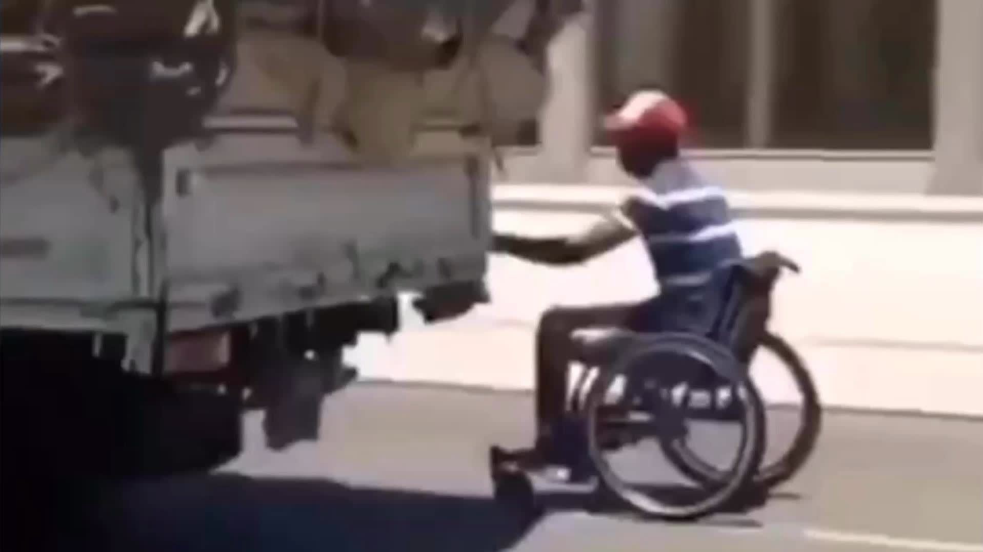 搞笑视频,坐轮椅还不消停,你这是要上天啊?