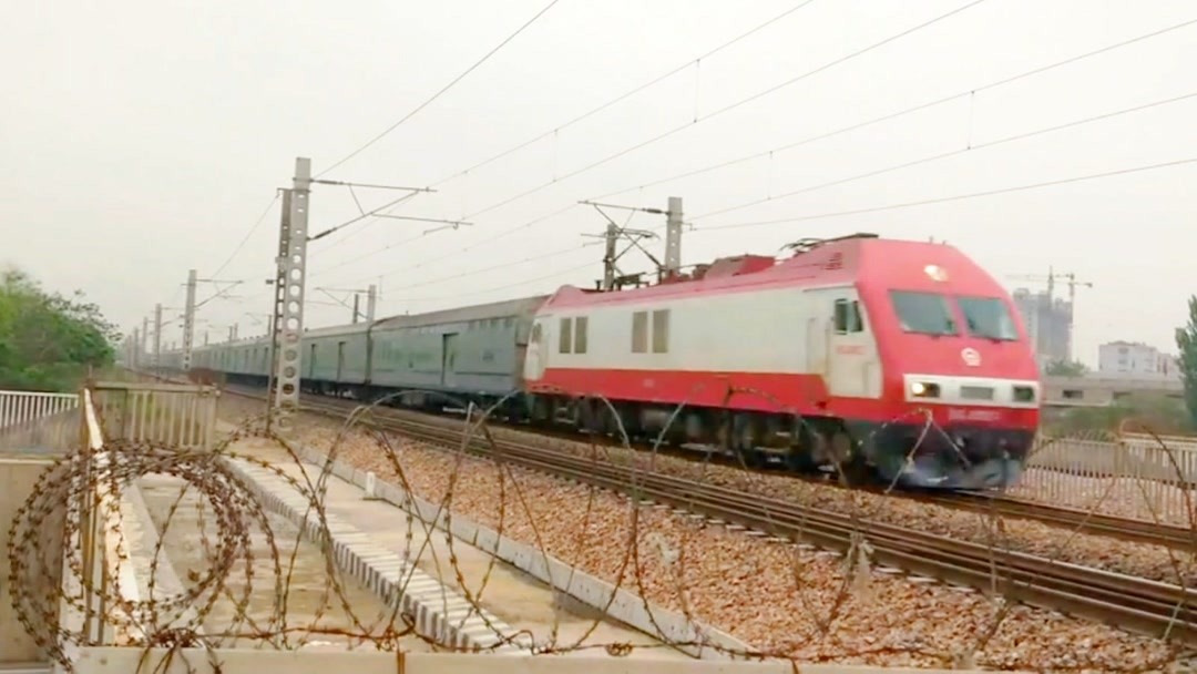 京广线上的行包专列火车有多快?SS9G牵引X103次快速通过