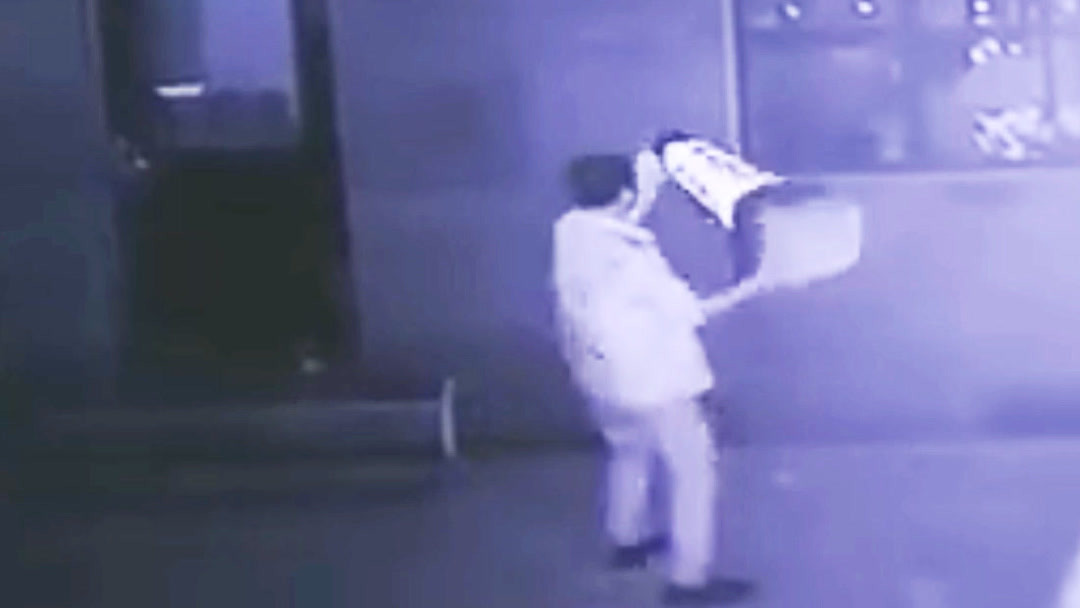 河北醉汉深夜砸警卫室 业主:家属请自行修好