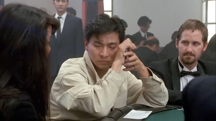 赌侠:监控拍摄到男子手中的牌,电脑计算出牌的概率,直接赢了