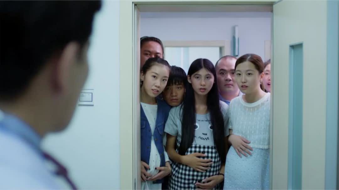 产科男生:男医生长得太帅,孕妇们排队等他,老公们看的脸都黑了