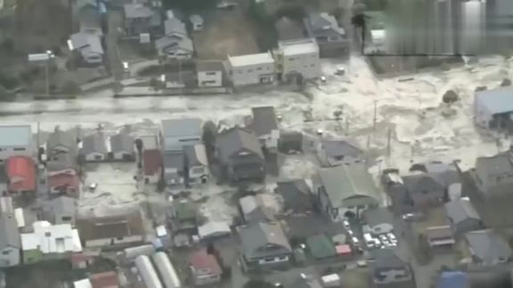 实拍:日本地震后引发的超大海啸,百米旋涡形成全过程