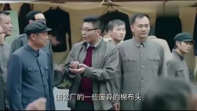 影视剧:鸡毛飞上天:陈江河制作拖把大卖,和骆玉珠在桥上分钱