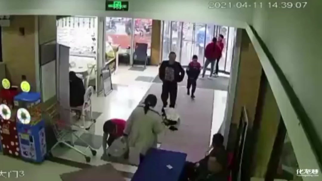 常州警方通报女子持刀超市连砍2人:有精神病,已采取刑事措施