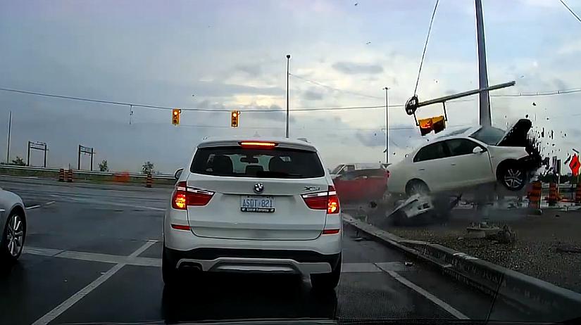 行车记录仪拍下这样一幕,不知道的还以为在拍动作大片了