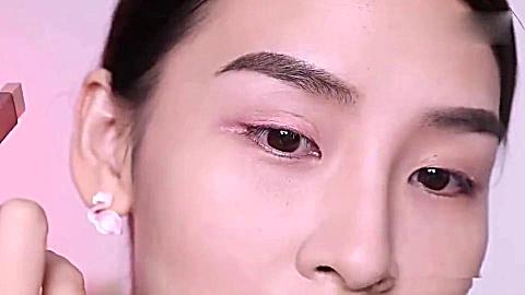 总是发愁涂眼影?双色眼影棒强烈推荐,只需轻轻一抹