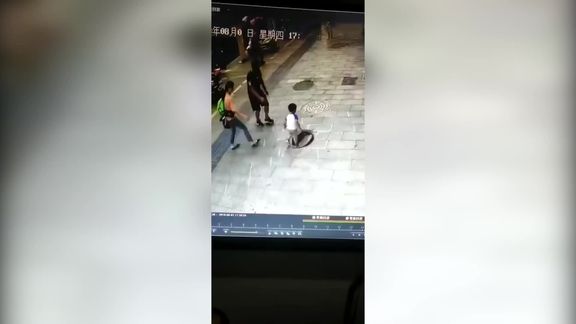 孩子掉进市政管井,辛亏父亲及时救起