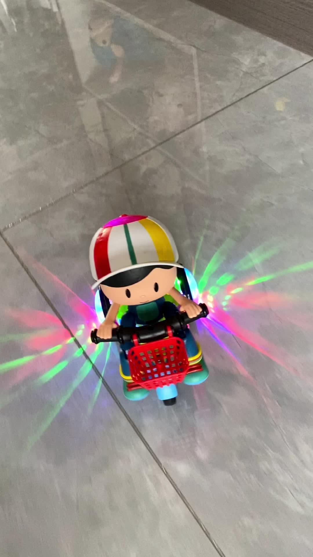 孩子特别喜欢的电动三轮车,在家玩了一整天