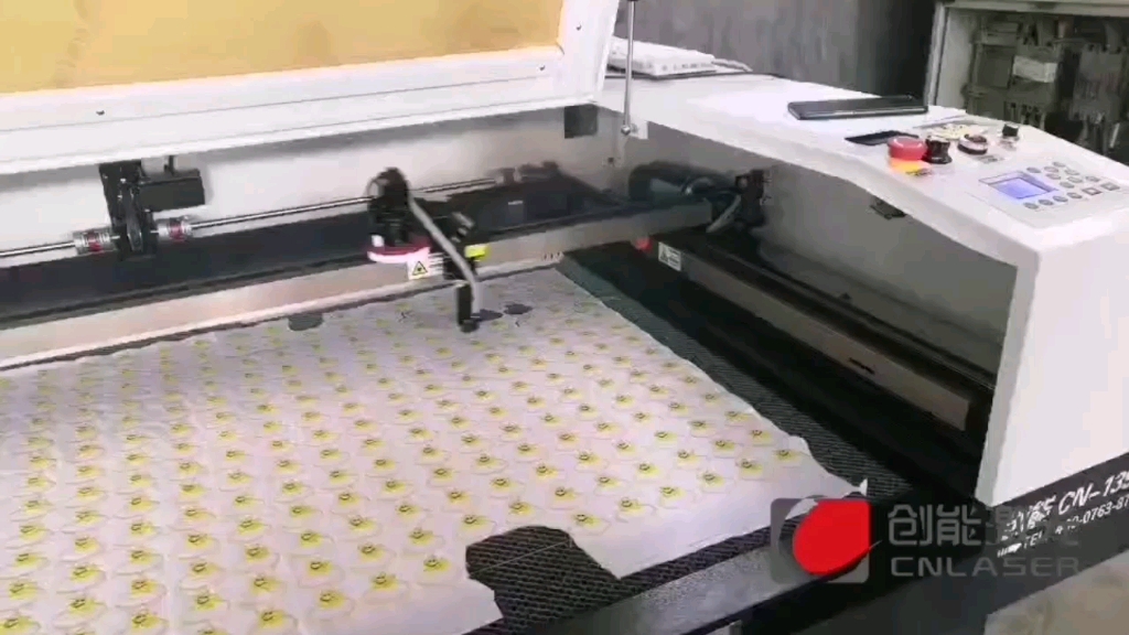 视觉定位激光切割机,刺绣自动定位切割,印花自动寻边切割,精准,高效,...