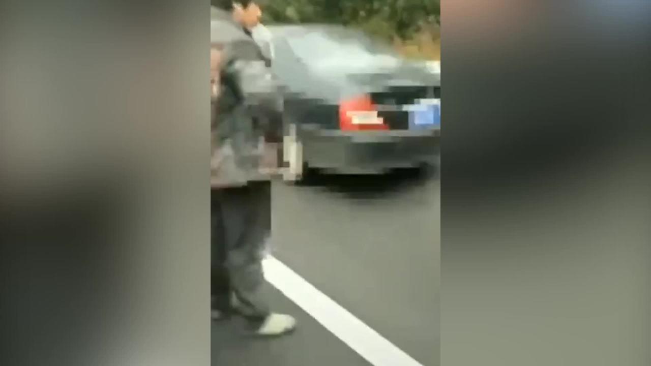 ...车内两人均已无生命特征。经法医鉴定,两人符合一氧化碳中毒死亡...