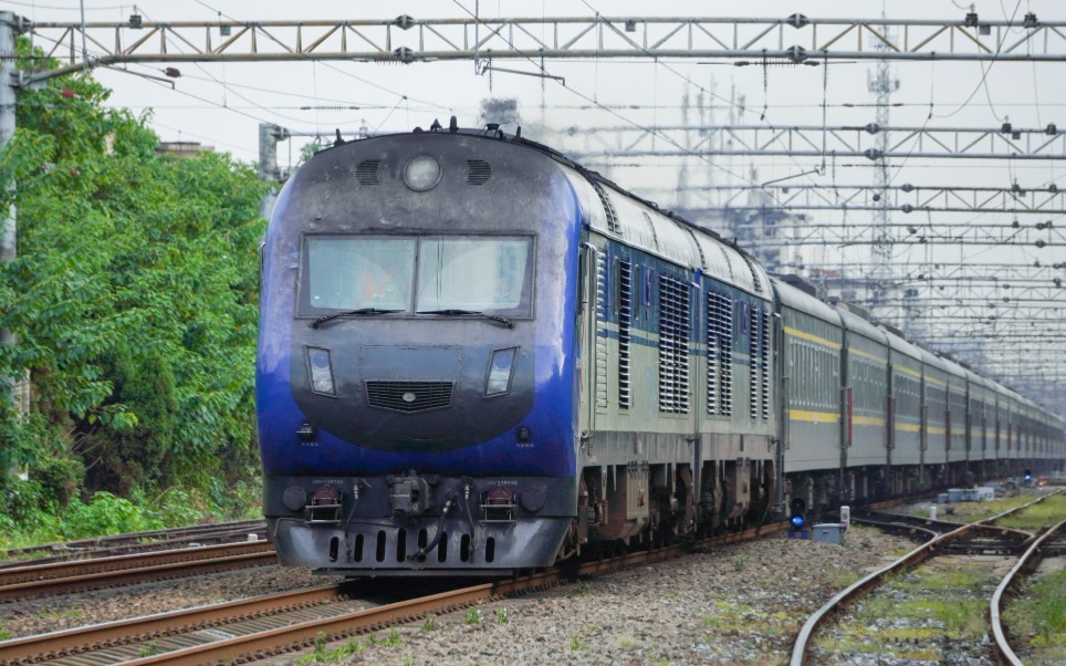 东风11G牵引K492次列车南昌二场通过