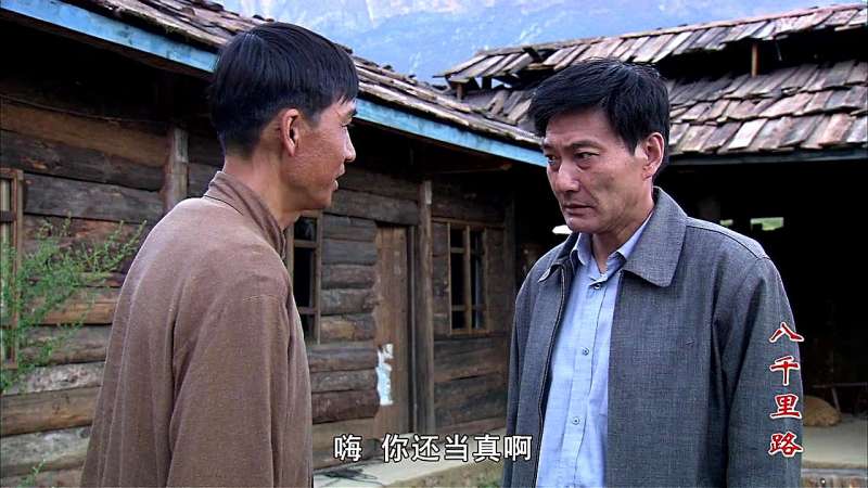 今天搬学校,大家乐呵呵地搬桌子椅子!