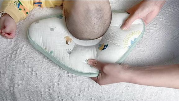 六个月之前是宝宝睡头型的关键时期,选一个好的定型枕很重要