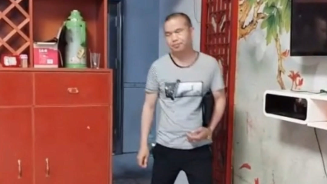 【菊山哥搞笑】过年了,送副对联给老婆