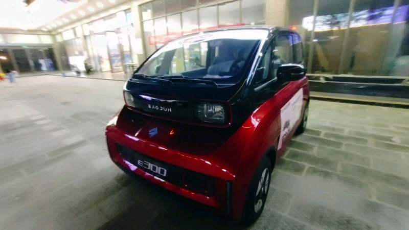 柳州夜市发现一只4座宝骏E300,比老年代步车多了个前轮