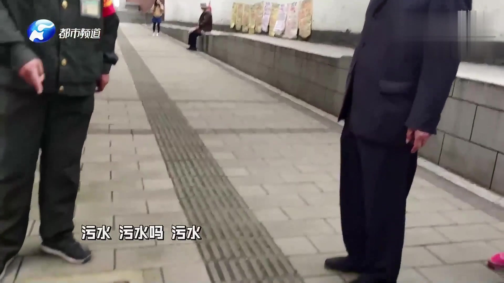 郑州:路边电缆井变污水口,顺路直流臭气熏天,...