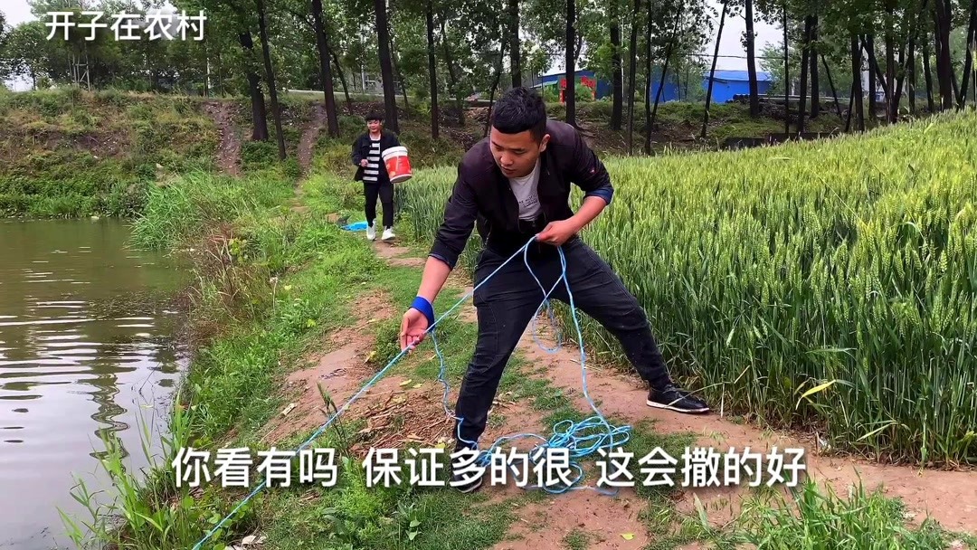 农村小伙第一次用飞盘渔网,一网撒下去,赶紧让小舅子把桶拿过来