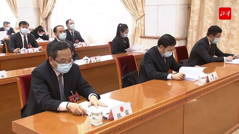 省十三届人大五次会议主席团举行第三次会议