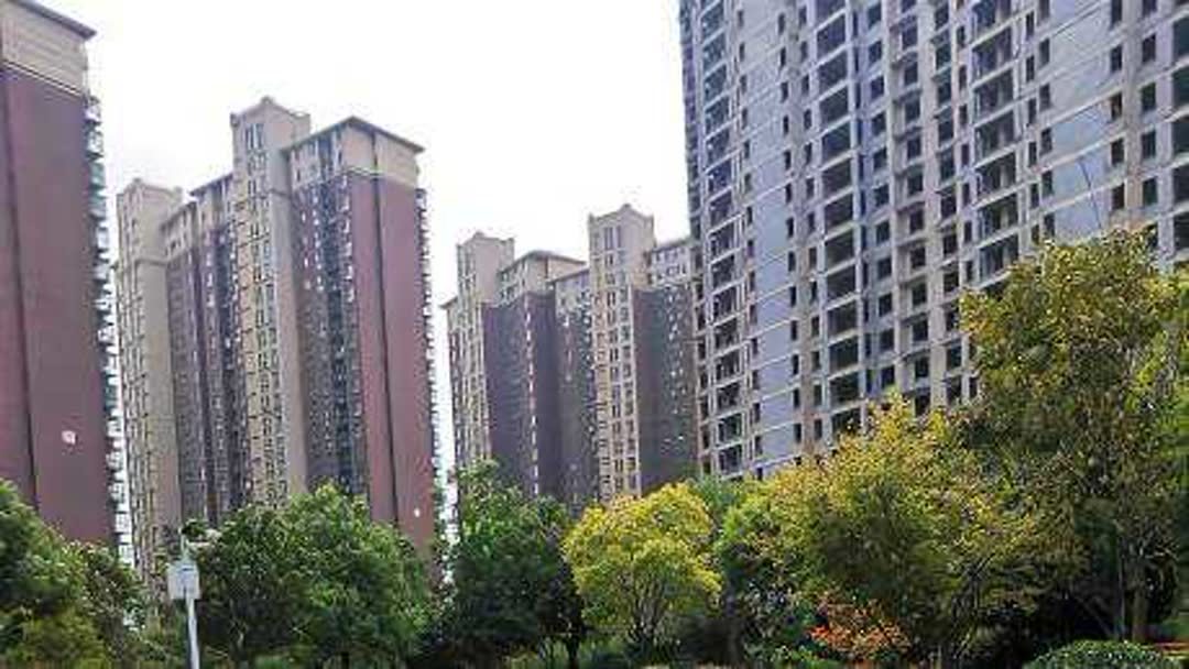 办房产证跑了一天也没办成,又交了1万维修基金,明天继续跑