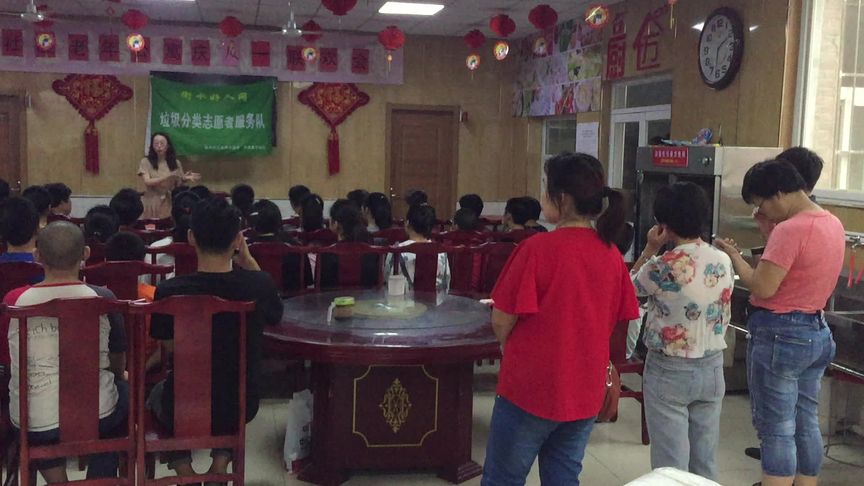 垃圾分类知识宣传进社区,讲文明树新风,创文明城市。