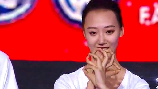 美女的现场表演手指舞,让众评委看懵了,撒贝宁直言:外星人!
