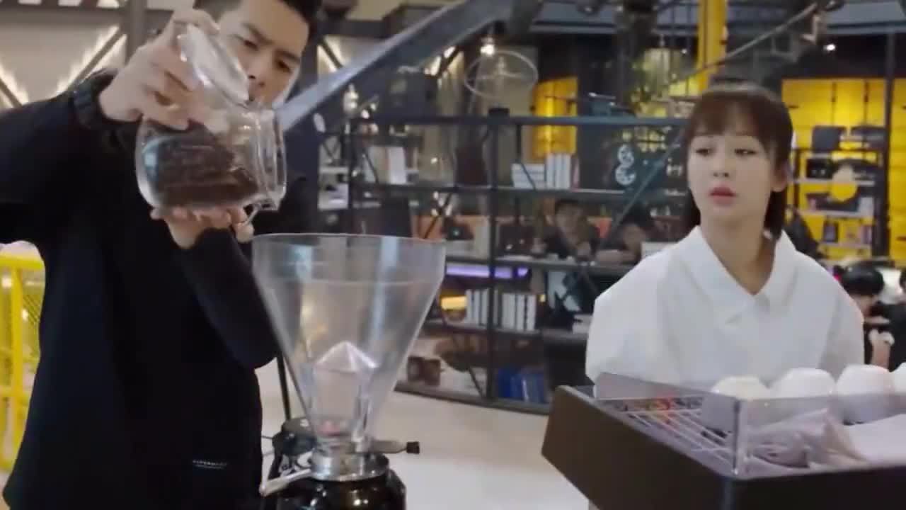 霸道总裁真猛,往咖啡机里倒了一堆咖啡豆,可把灰姑娘给急坏了!