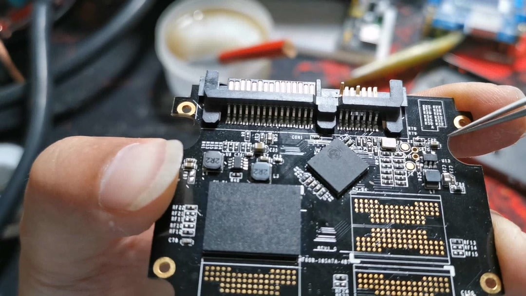 固态硬盘接口被暴力摧毁,废了可惜,教你巧换接口修复继续使用