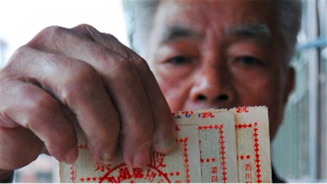 珍藏62年的6元信用社股金,老人拿到银行兑换,看到金额不淡定了