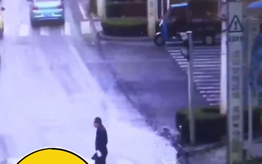 男子雨天带母亲闯红灯,结果母亲被电动车撞倒,出行注意交通安全