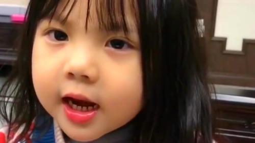 小女孩模仿《姐姐来微信了》,萌萌的小奶音,这萌化了少女心呐!