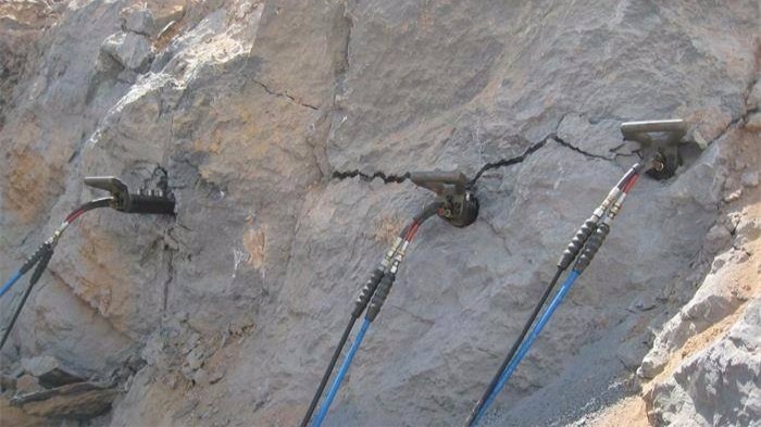 牛人发明:硬度高达9级的岩石,美国人用机器硬是把它挤裂了!