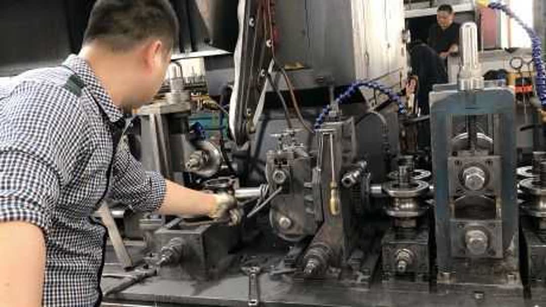 钢管制造:小李今天做的钢管是出口的,国外疫情肆虐急需病床