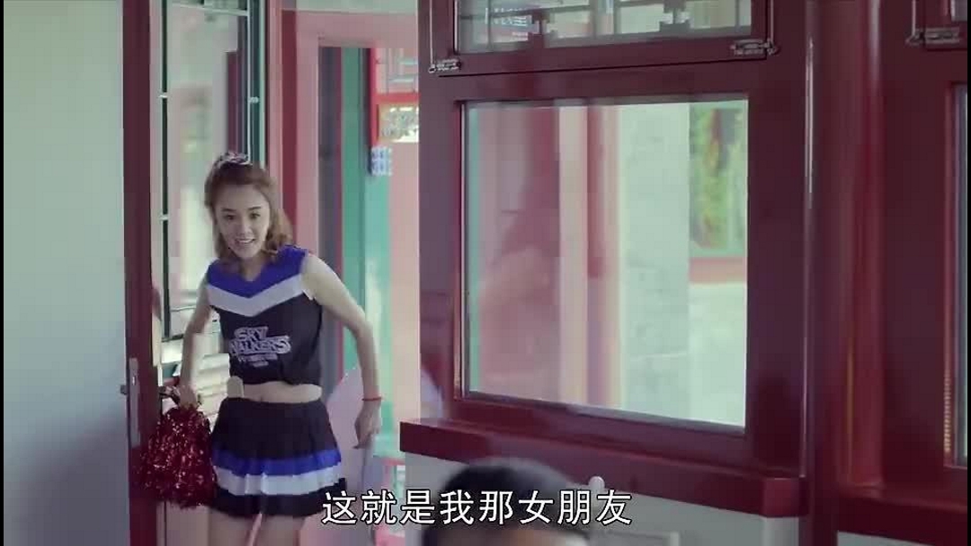 体育老师叫女友来一趟校长办公室，女友进来那刻，校长看懵了！