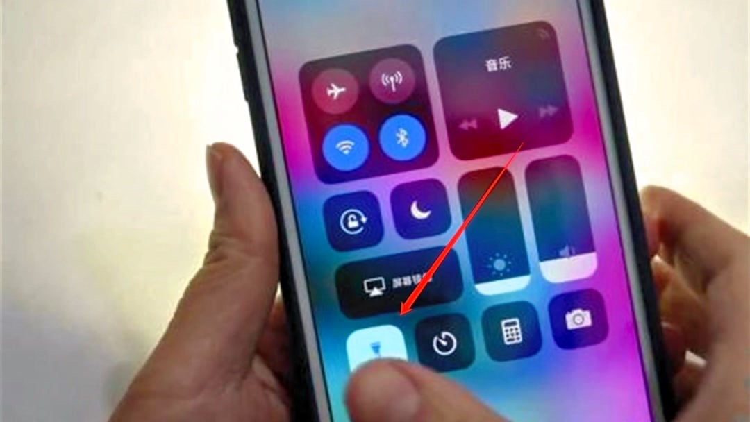 才发现,智能手机上的手电筒,还有2个隐藏功能,没想到这么厉害