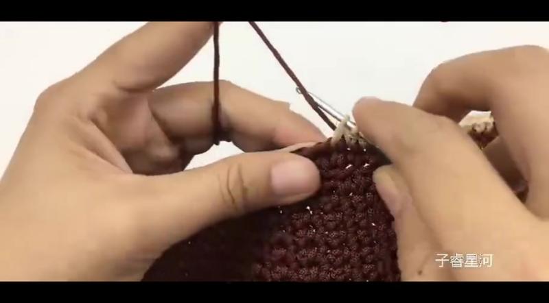 手工毛线编织教程:漂亮的双色方格休闲包包钩针编织,百搭且实用