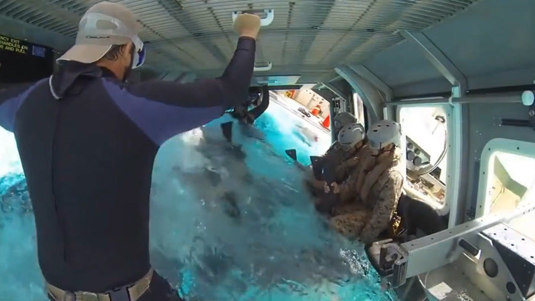 这个训练很实战 美军模拟直升机坠海