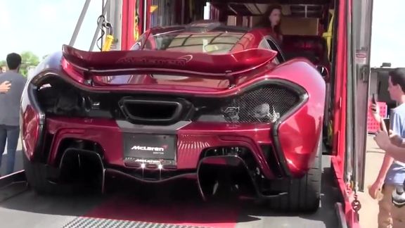 售价千万的超级跑车卸车过程 一旁都围满了粉丝!