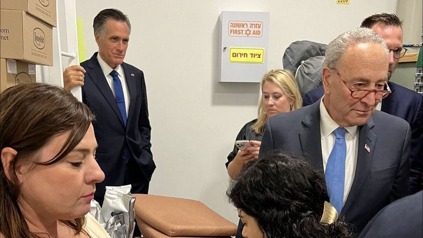 舒默自曝访以色列遭遇空袭:吃饭时紧急躲进防空洞 公布洞内画面