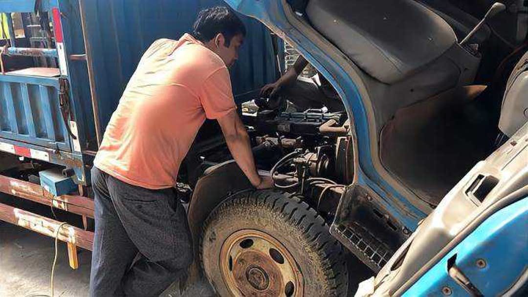 跟老板上南宁看二手车、几千块一辆、不知道要不要得成