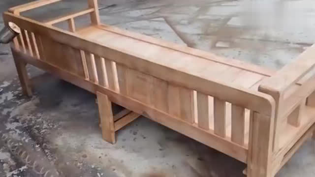 国外老木工自制隐藏式实木床,既省空间又美观,我怎么没想到呢?