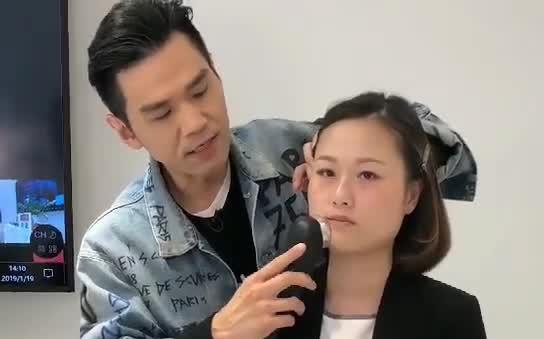 带大家看个黑科技!第一台超声波与射频同时作用的美容仪。一边刺激...