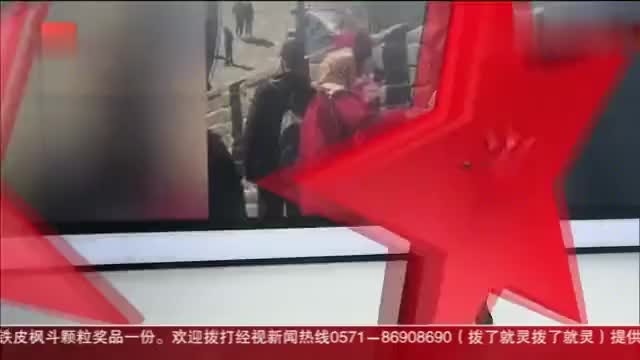 3名游客在八达岭长城刻字