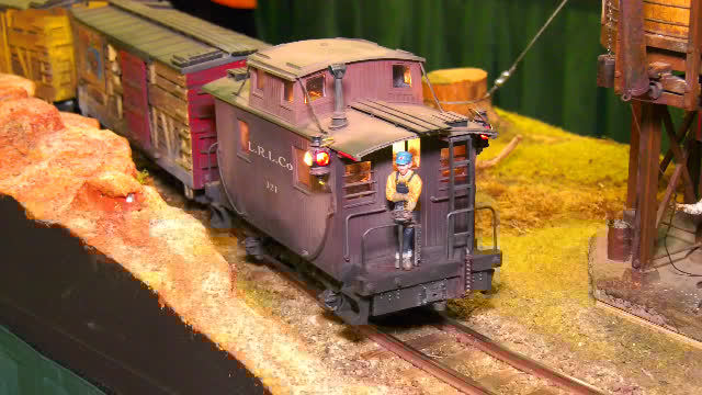 不多见的火车模型展示,太真实了,让人羡慕不已