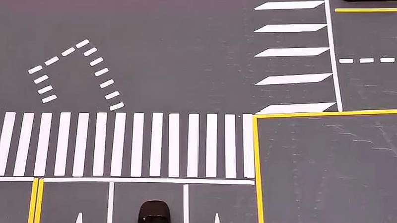 城市道路交通安全知识宣传,头灯礼让尾灯先行,了解吗?