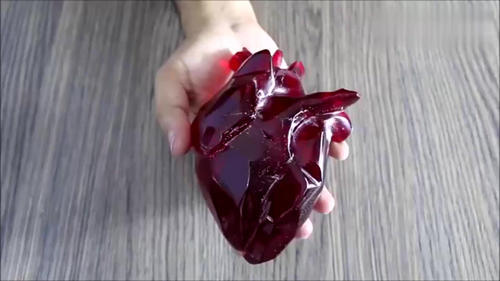 小伙把环氧树脂倒进模具,一个工艺品就出来了,价值翻倍!