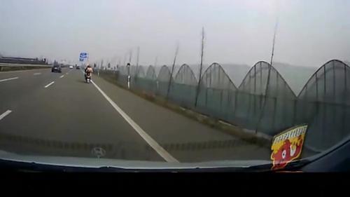 电动车上的人怎么也想不到, 会这样被追尾!