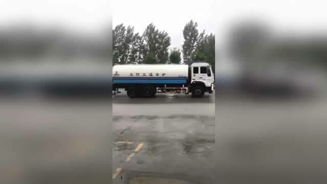 奇葩!聊城某洒水车雨中作业