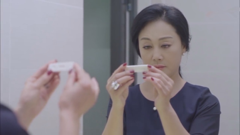 妻子买了一堆验孕棒,一只不小心落在卫生间,谁料被婆婆看到了!