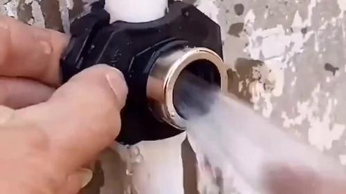 水管有漏水情况,水暖工教你不用花钱请师傅修的办法