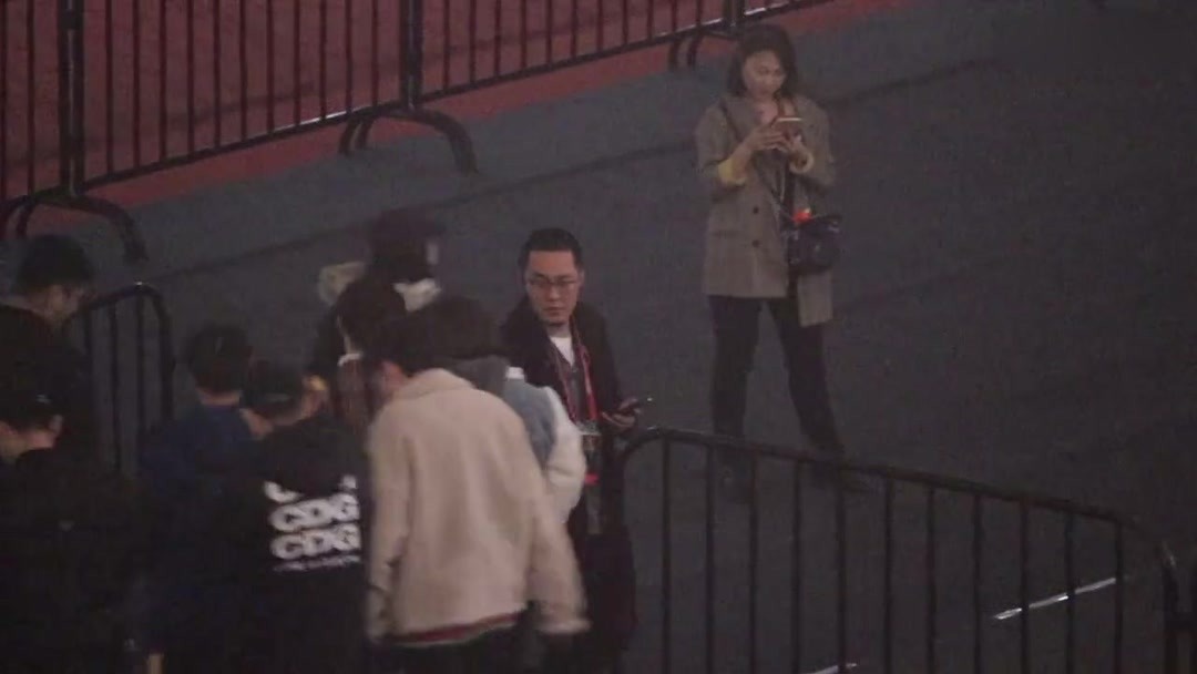 王俊凯微博之夜领奖离场